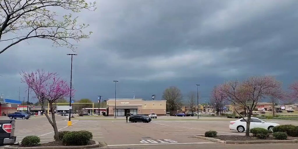 Tornado sirens in Dyersburg, TN sound off as storms approach | Latest ...
