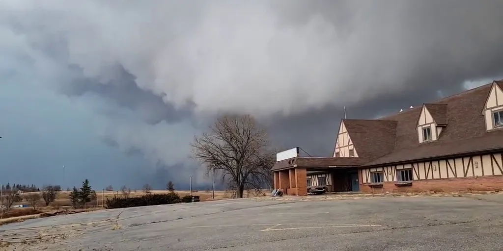 Storm clouds roll over eastern Iowa | Latest Weather Clips | FOX Weather