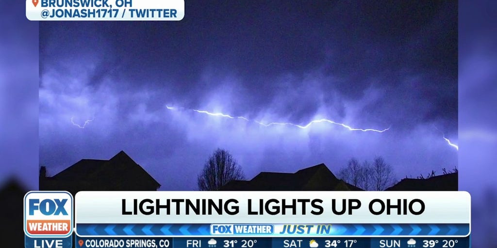 Lightning illuminates night sky in northern Ohio | Latest Weather Clips ...