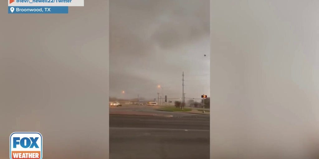 Strong winds blow dust in Central Texas during tornado sirens | Latest ...