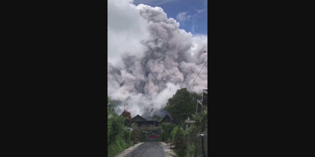 Indonesia volcano sends hot ash almost 8,000 feet into the air | Latest ...