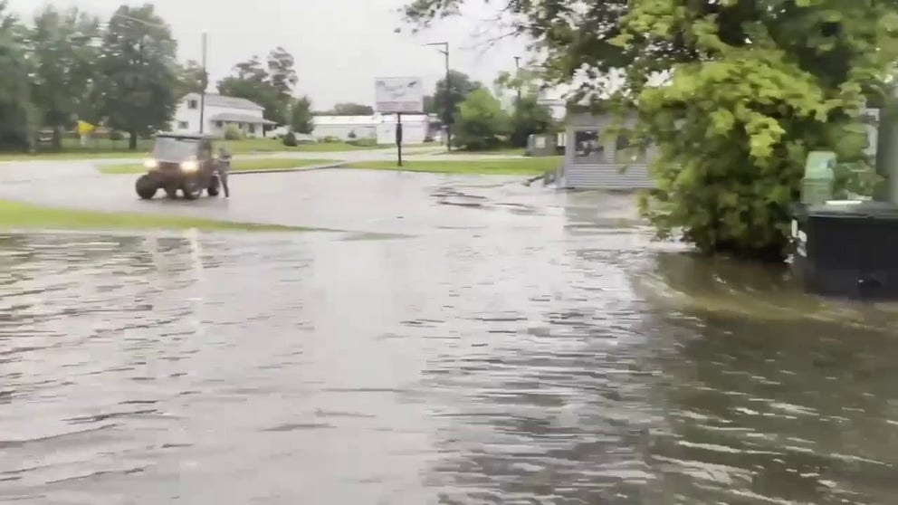 Heavy rain causes flooding at Illinois hotel parking lot | Latest ...