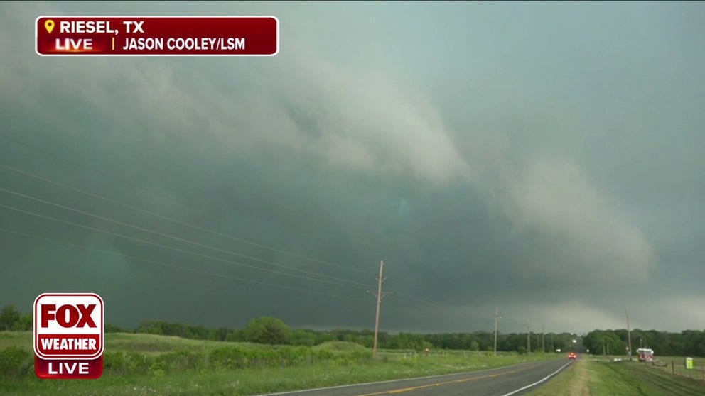 Storm tracker captures large wall cloud in Texas | Latest Weather Clips ...