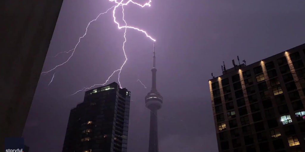 Excited photographer captures lightning striking Toronto's CN Tower 6 ...