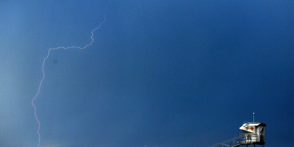 4,000 lightning bolts electrify the skies over Southern California ...