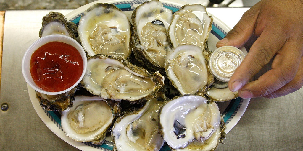 Man dies after eating raw oysters, officials issue warning after hot ...