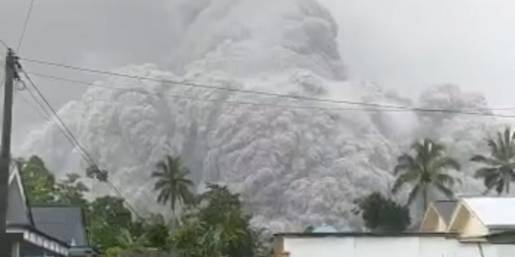 Residents flee as Indonesia's Mount Semeru volcano erupts | Fox Weather