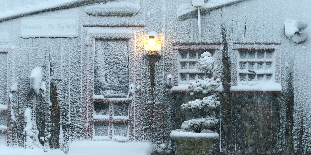 Nor'easter 'bombs out' off East Coast as winter storm pounds Northeast ...