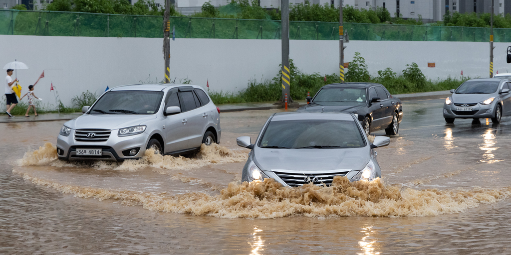 Record-breaking rainfall, flooding leaves at least 9 dead in Seoul ...