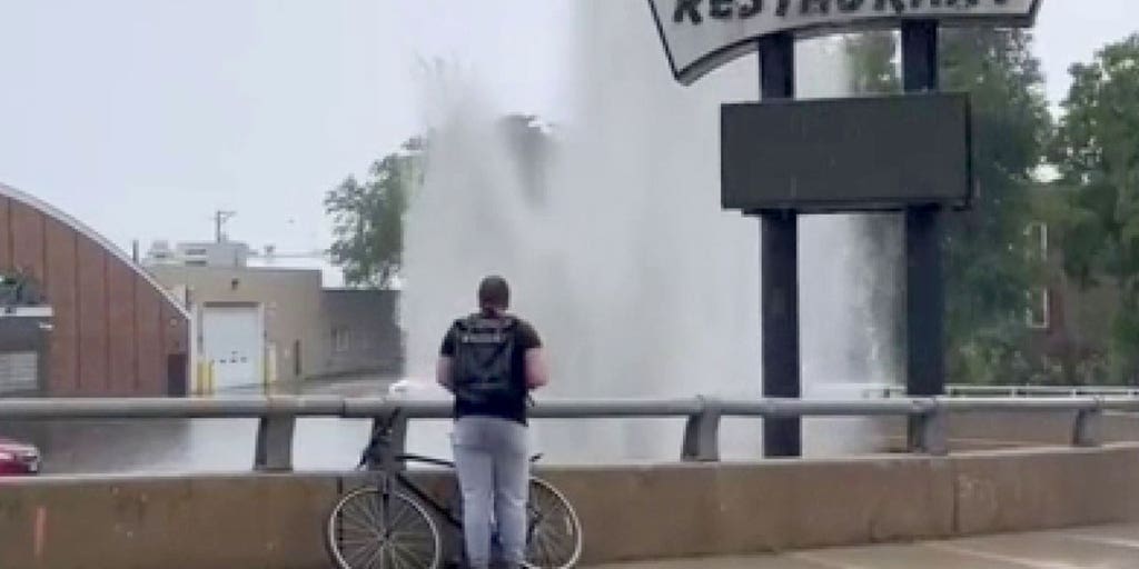 Massive pipe burst amid torrential rains leave flooded mess in Chicago ...