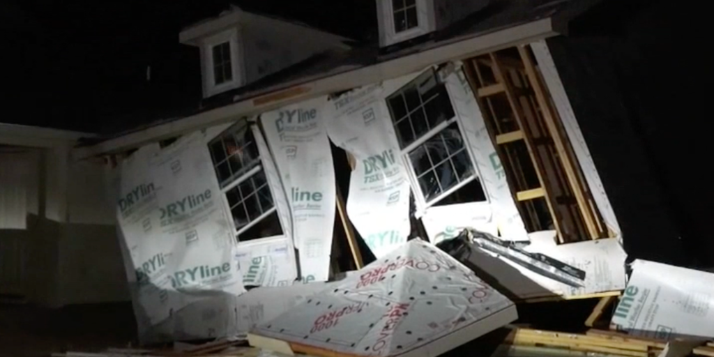 Severe storms with damaging winds and heavy rain moving across South ...