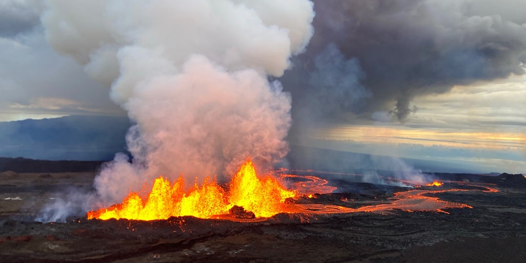 New incredible video shows lava from Hawaii's Mauna Loa volcano ...
