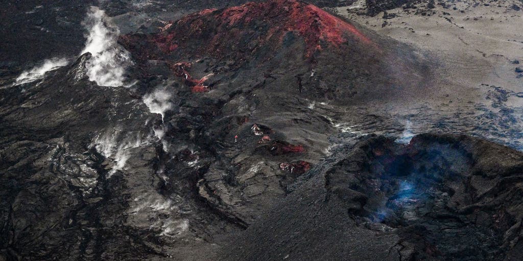 Hawaii's Mauna Loa volcano eruption paused as lava flow appears to be 'inactive' | Fox Weather