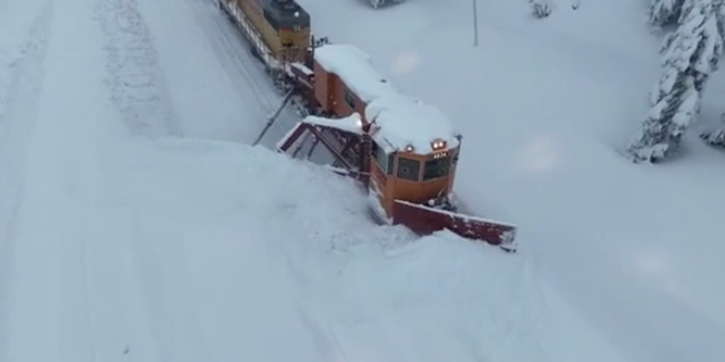 Watch A Train Bulldoze Through Feet Of Snow In Californias Donner Pass Fox Weather