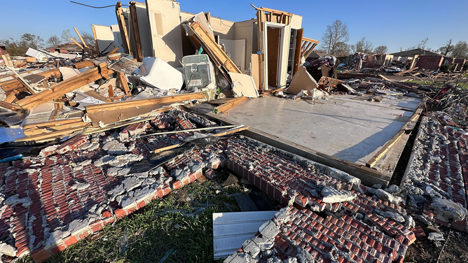 Over 20 dead after Mississippi tornadoes level towns while carving 100 ...