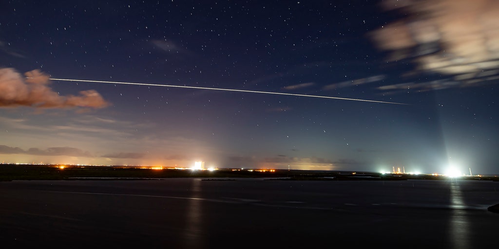 SpaceX Dragon spacecraft spotted zooming back to Earth with Crew-6 ... SpaceX Dragon spacecraft spotted zooming back to Earth with Crew-6 ...