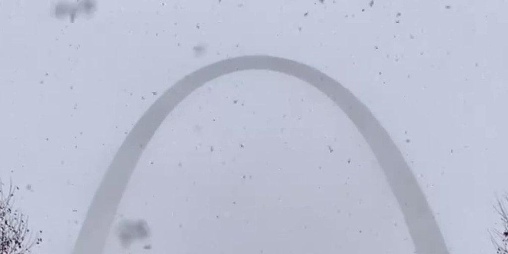 St. Louis sees first snowflakes of the season as wintry system moves ...