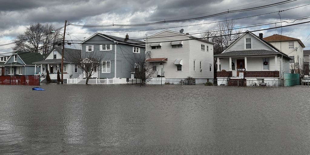 Thousands without power in Northeast as river flooding rivals ...