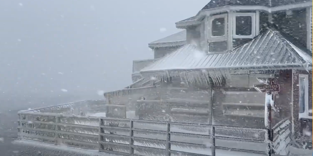 Lake-effect snowstorm turns New York business into 'Frozen' castle | Fox Weather
