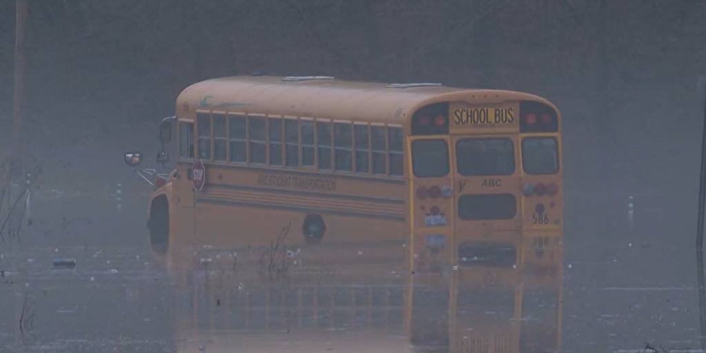 School bus with kids inside gets trapped in floodwater in Detroit | Fox ...