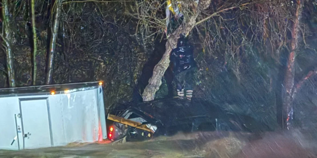 Dangerous rescue ensues after 3 escape submerged car in California ...