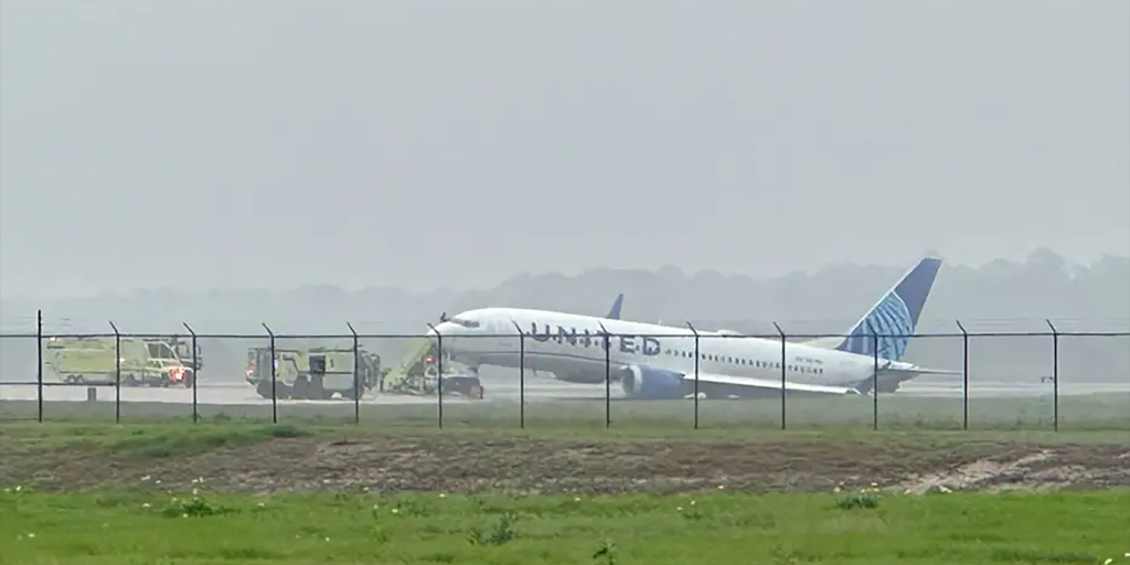 United flight goes off taxiway at Houston George Bush Intercontinental ...