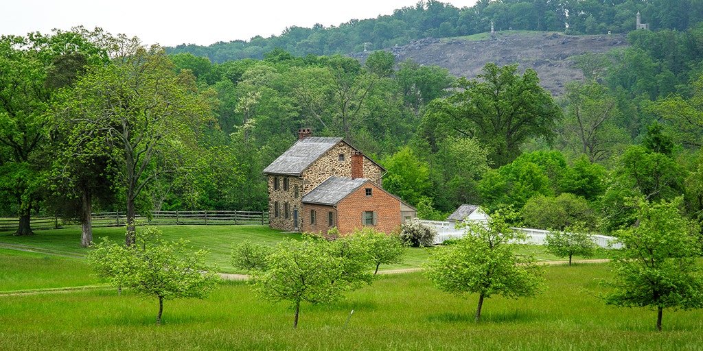 Immerse yourself in history by staying overnight in historic Gettysburg ...