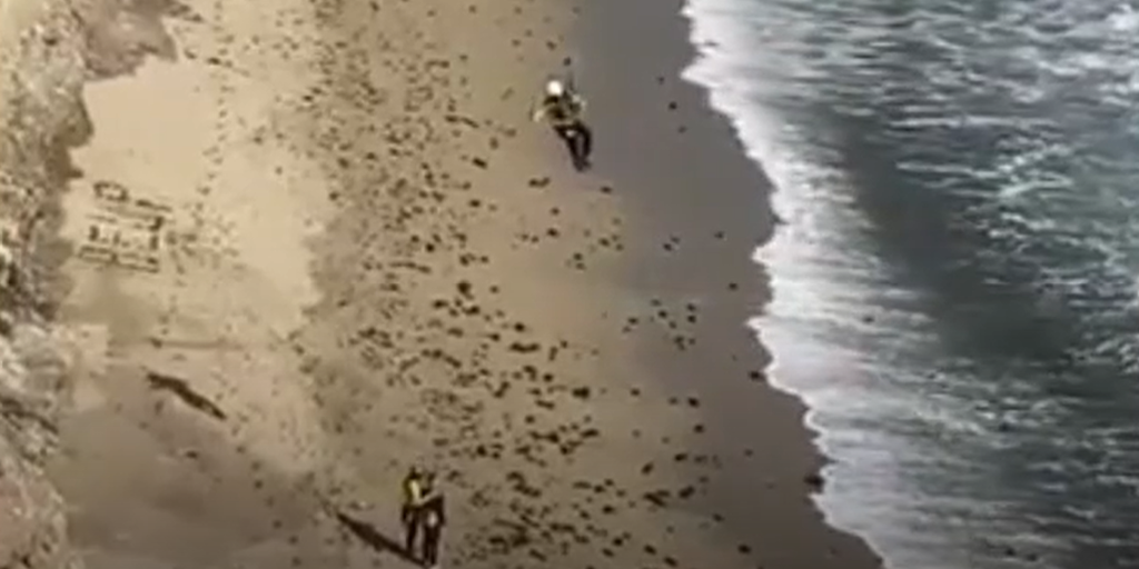 Kite surfer spells out word 'HELP' on a California beach | Fox Weather