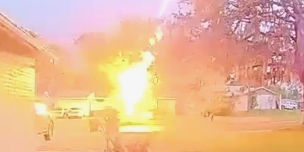 Florida thunderstorm zaps tree with brilliant lightning strike | Fox ...