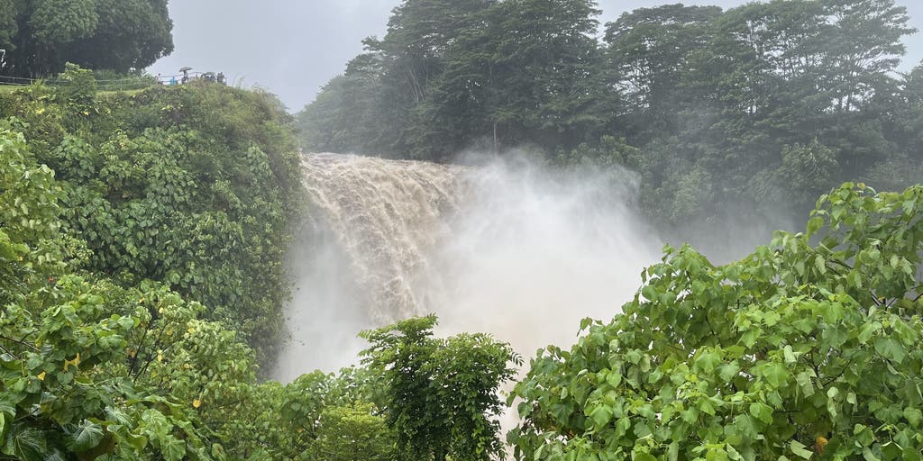 VIDEO: Hurricane Hone’s rainfall transforms Hawaii’s Rainbow Falls ...