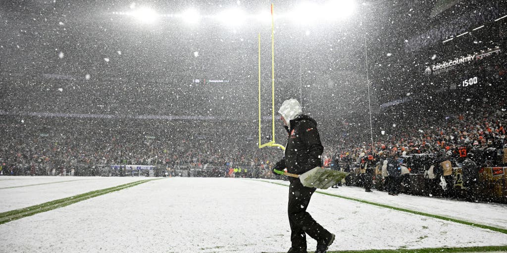 Steelers-Browns: Snow falls during snowy, rainy night in Cleveland ...