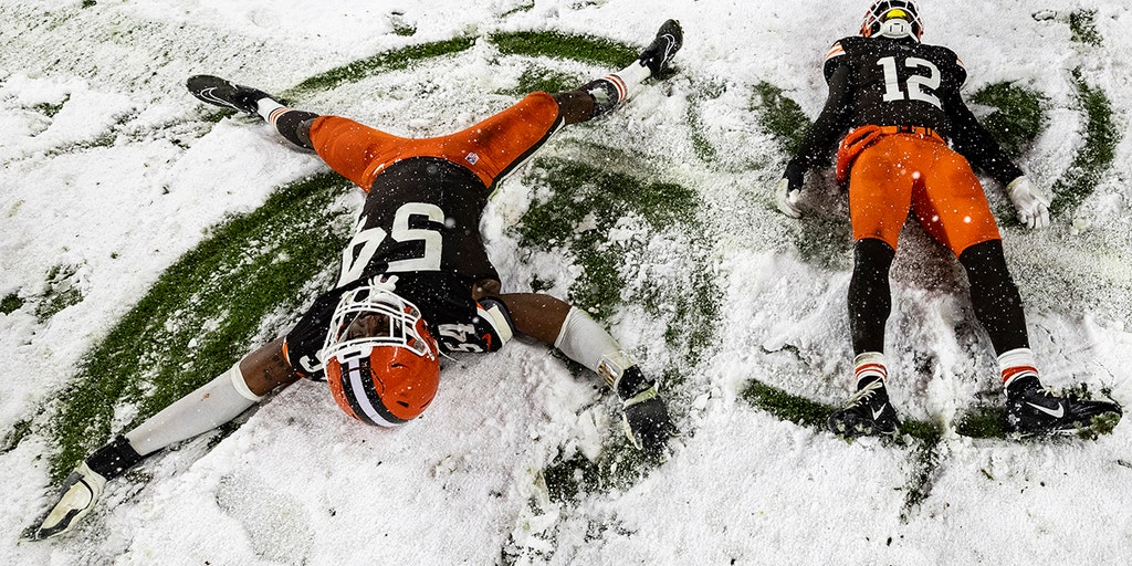 PHOTOS: Browns, Steelers battle in snowy showdown in Cleveland | Fox ...