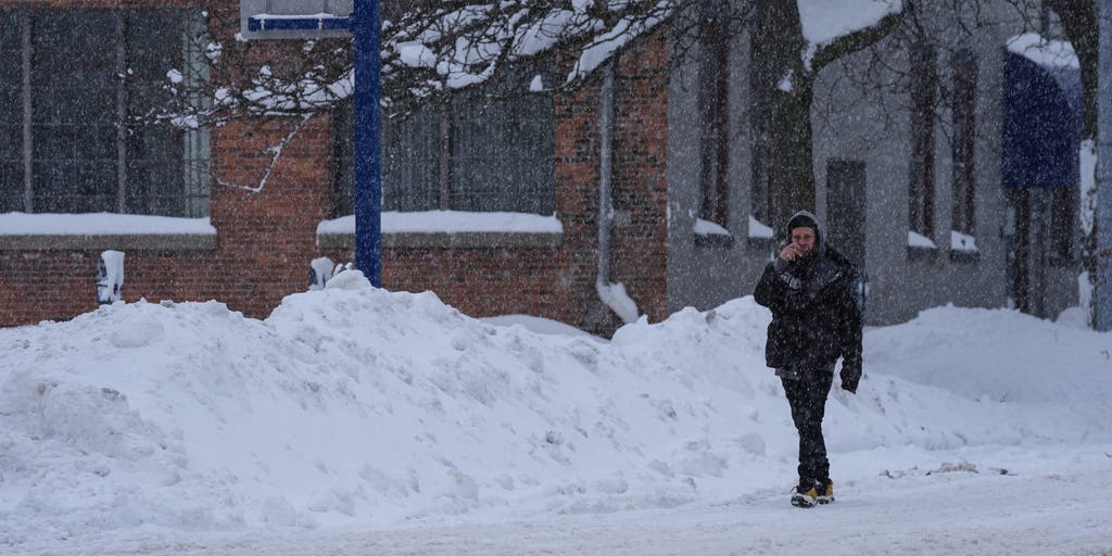 Intense lake-effect snow returns as Arctic air grips Great Lakes | Fox ...