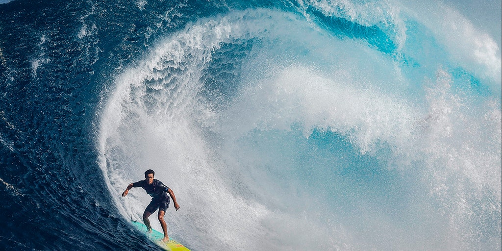 VIDEO: Hawaii's surfing competition sees colossal 40-50 foot waves ...