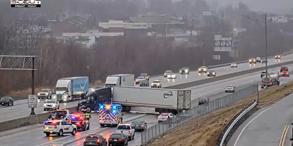PHOTOS: Freezing rain from winter storm snarls travel in central US ...