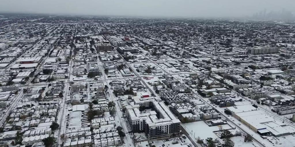 VIDEO: Houston transformed into wintry scene during snowstorm | Fox Weather