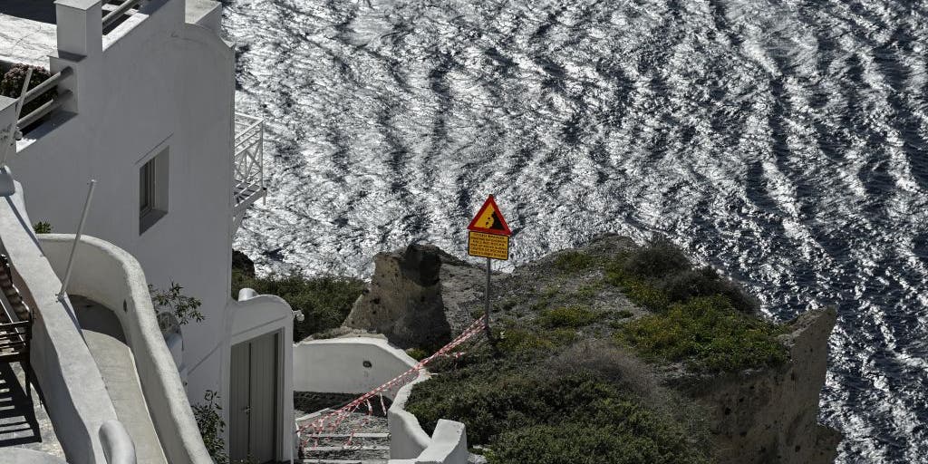 Earthquakes continue to rattle Greek island of Santorini with thousands ...