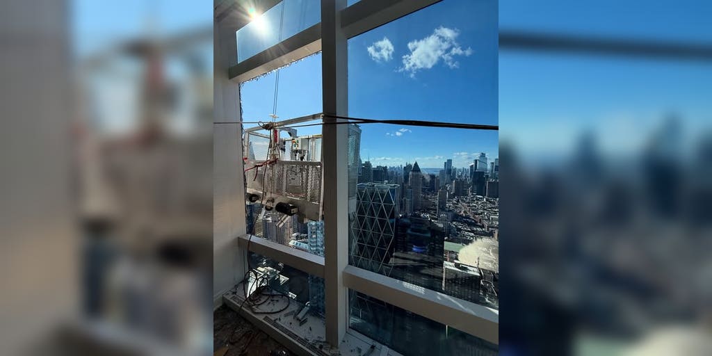 New York City firefighters rescue trapped window washers dangling off ...