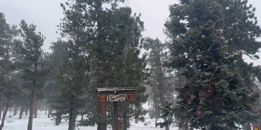 Parts of Nevada just outside of Las Vegas experience heavy snowfall ...