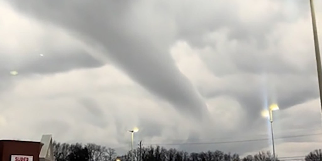 At least 2 killed in storms that hit Great Lakes, mid-South on Sunday ...