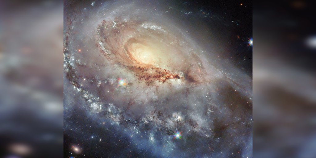 PHOTO: Hubble telescope images oddly shaped galaxy with spiral arm ...