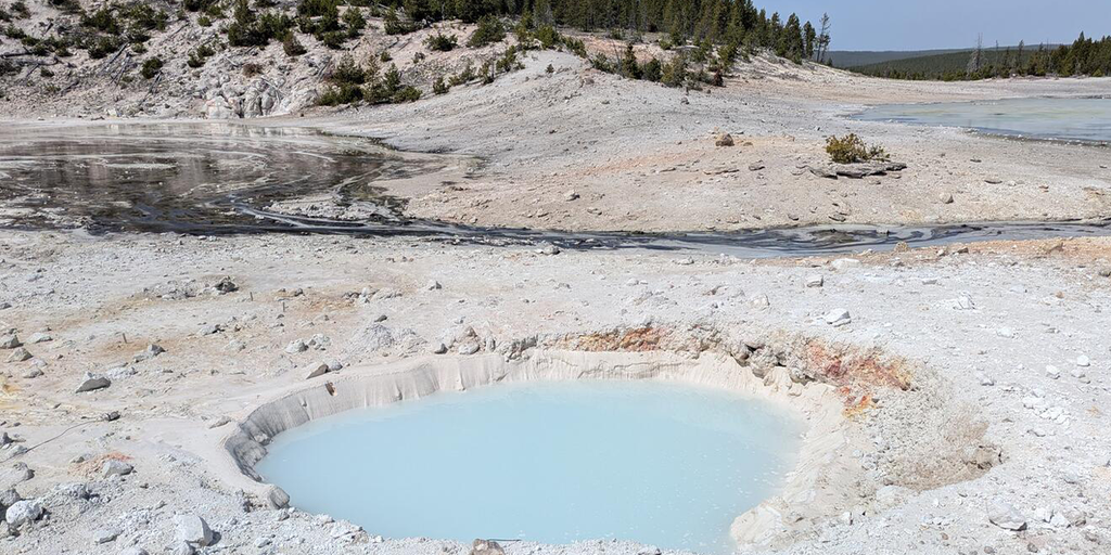 New blue pool at Yellowstone National Park discovered after 'mildly ...