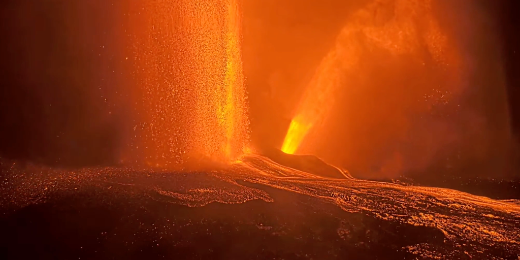 Lava shoots nearly 1,500 feet high during Kilauea Volcano's explosive ...