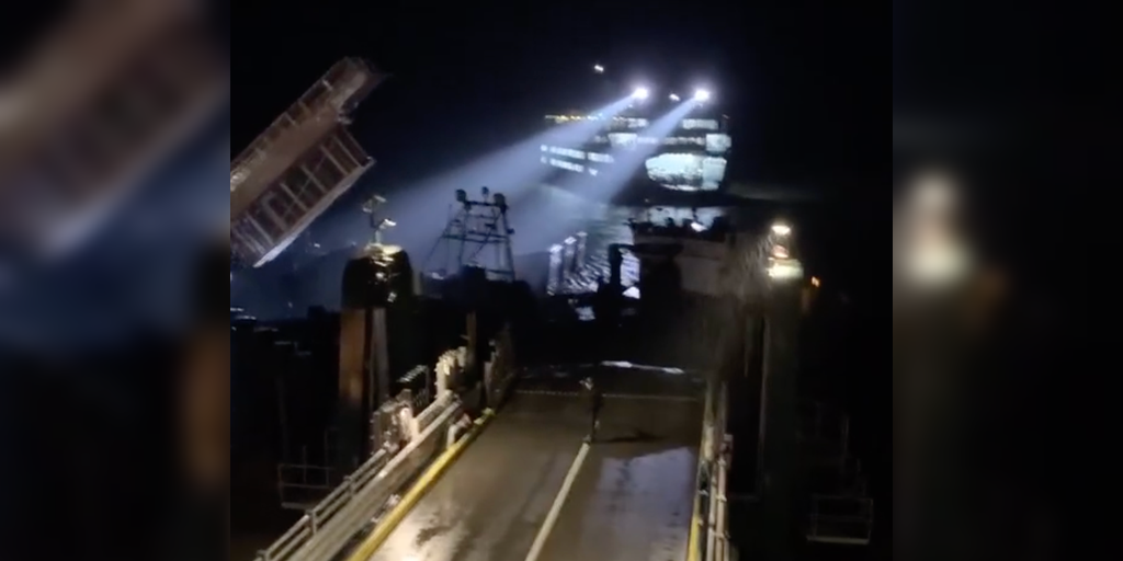 VIDEO: Empty 'ghost boat' passes through Washington ferry terminal in ...