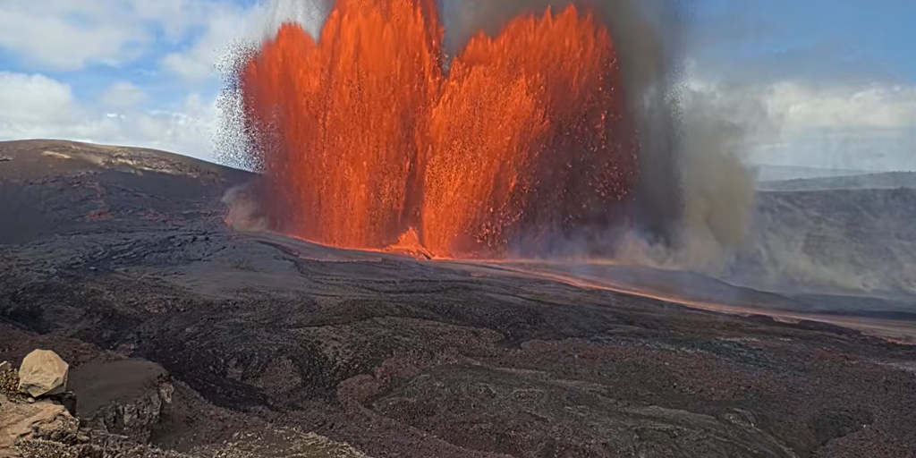 43rd eruption of the Mount Kīlauea Volcano prompts Ashfall Warning in ...