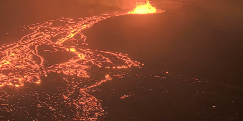 Small amounts of lava begin to gush from Mount Kīlauea volcano in ...