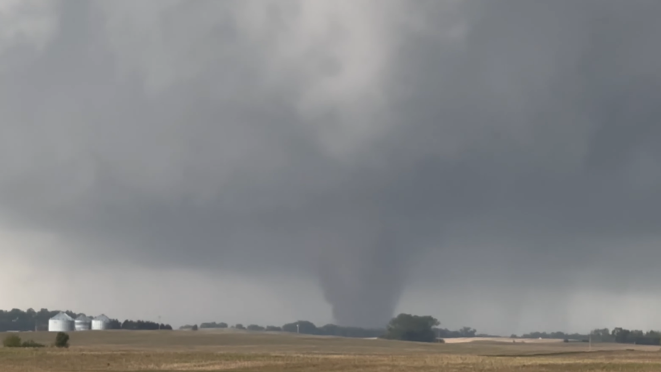 VIDEO: 70 mph winds blast across Iowa, following nearby confirmed ...