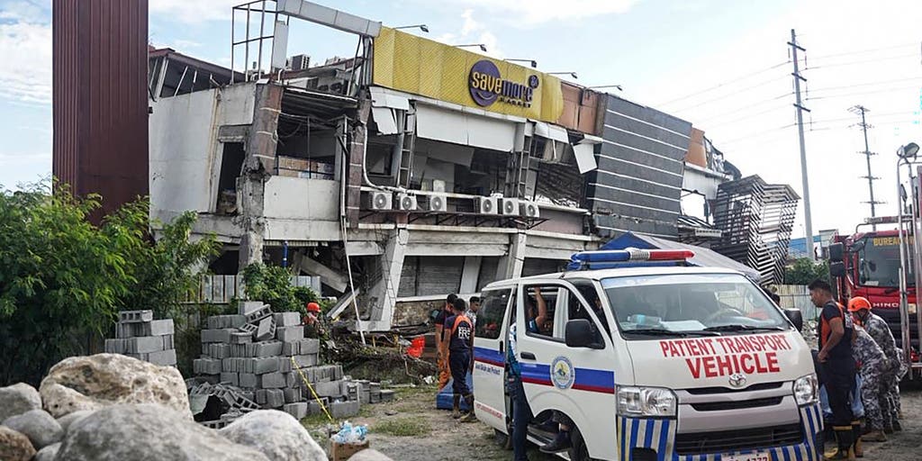 Powerful Philippines quake kills 32, injures hundreds as rescue efforts ...
